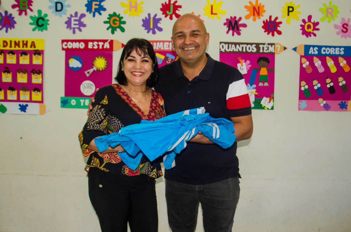 Creche Tia Márcia recebe kits de uniforme escolar para os alunos